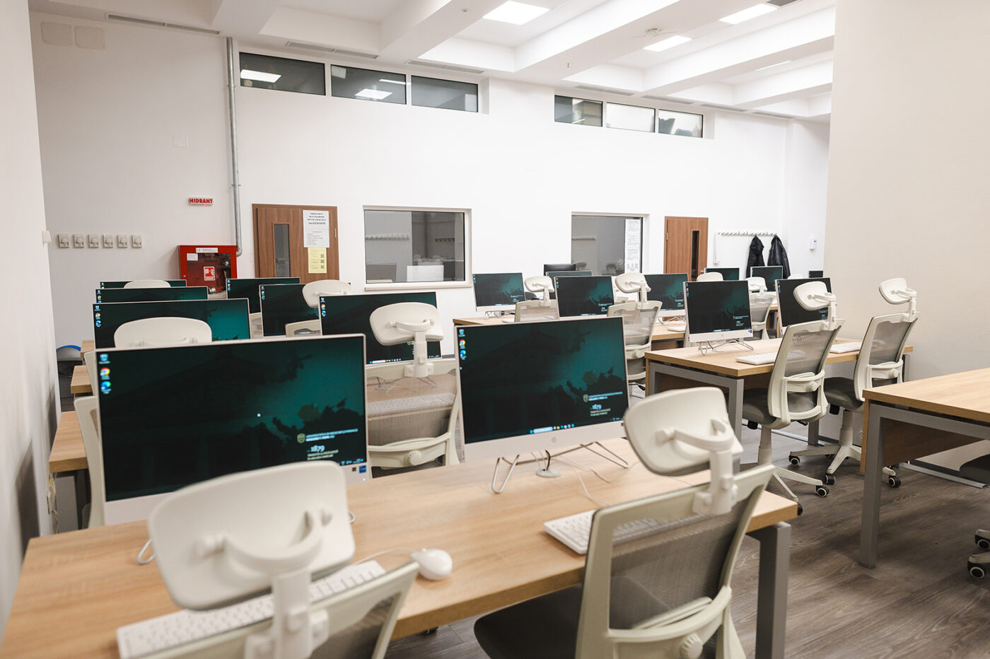 Studenții UMF-iști, invitați în noua sală IT dotată cu 45 de ...